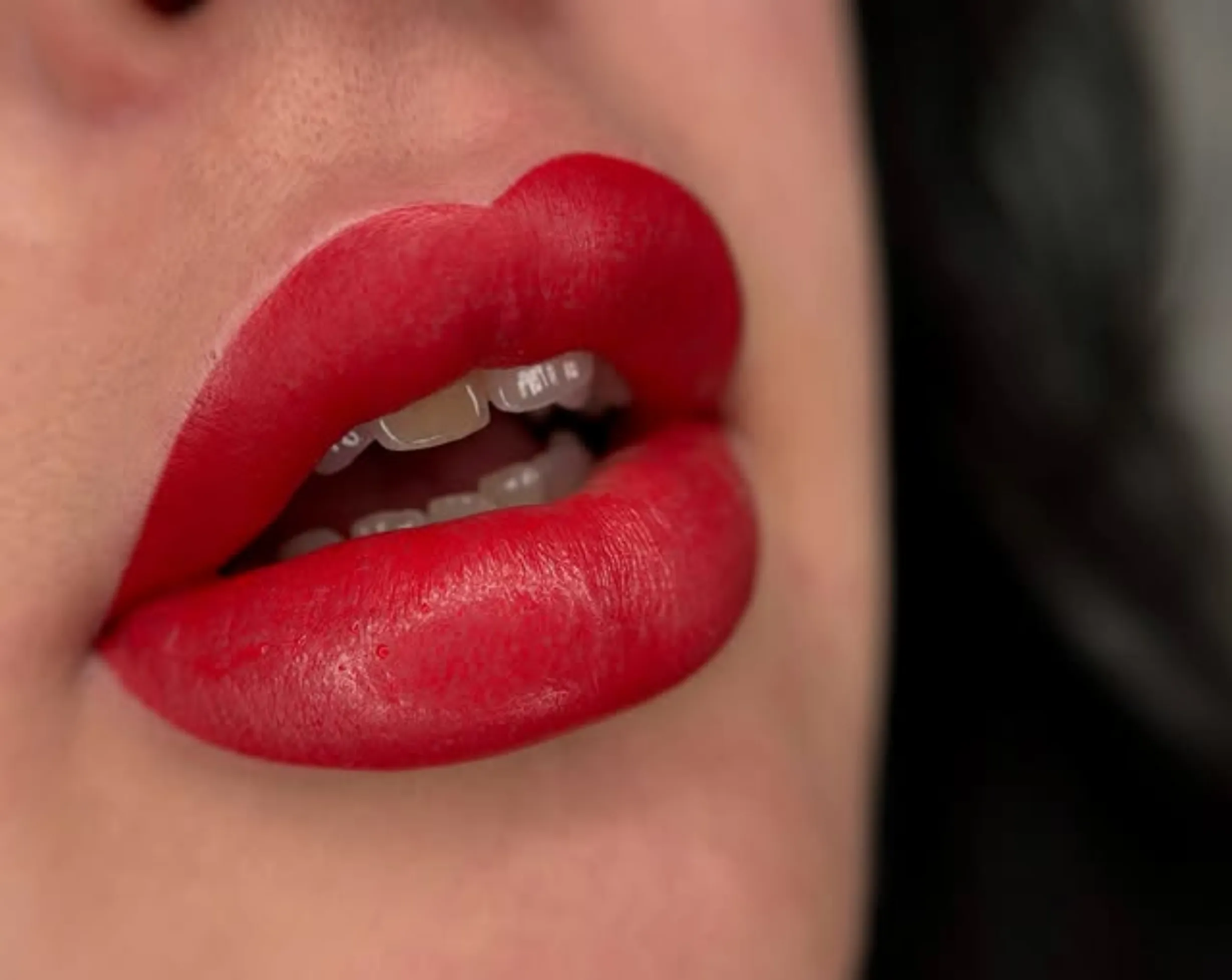 What is the pain scale for lip tattoos?